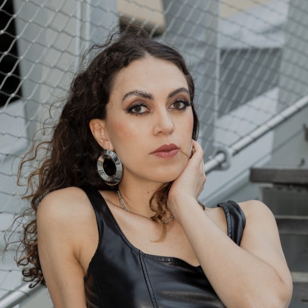 Isabelle Beaucamp sort un single, "Zersplittert", dans le cadre de la ...